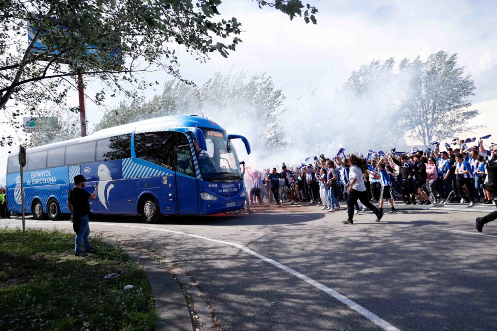 La afición perica se vuelca con el equipo: recibimiento masivo al ...